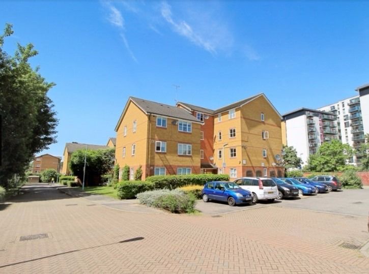 Flat to rent, Armoury Road, London, SE8 4LG